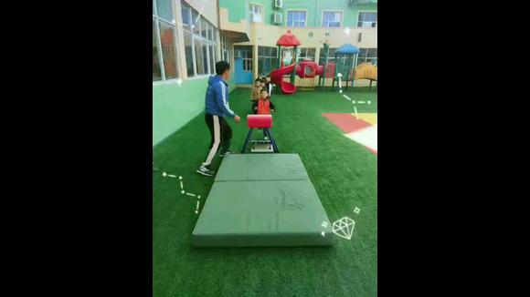 分腿腾跃接前滚翻