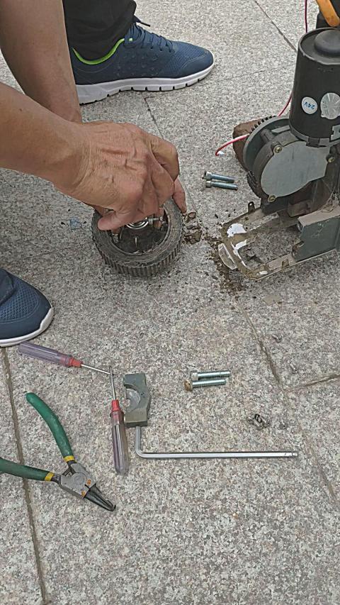 第三步用拉码拆出轴承和卡簧钳拆出卡簧