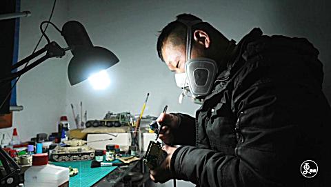 80后小伙做武器模型, 泥土锈迹弹孔100%还原, 军事迷看了都想收藏