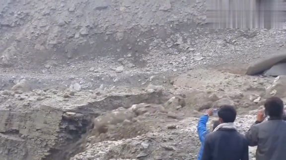 这么大块石头被水冲走,那些人竟然敢近距离观看