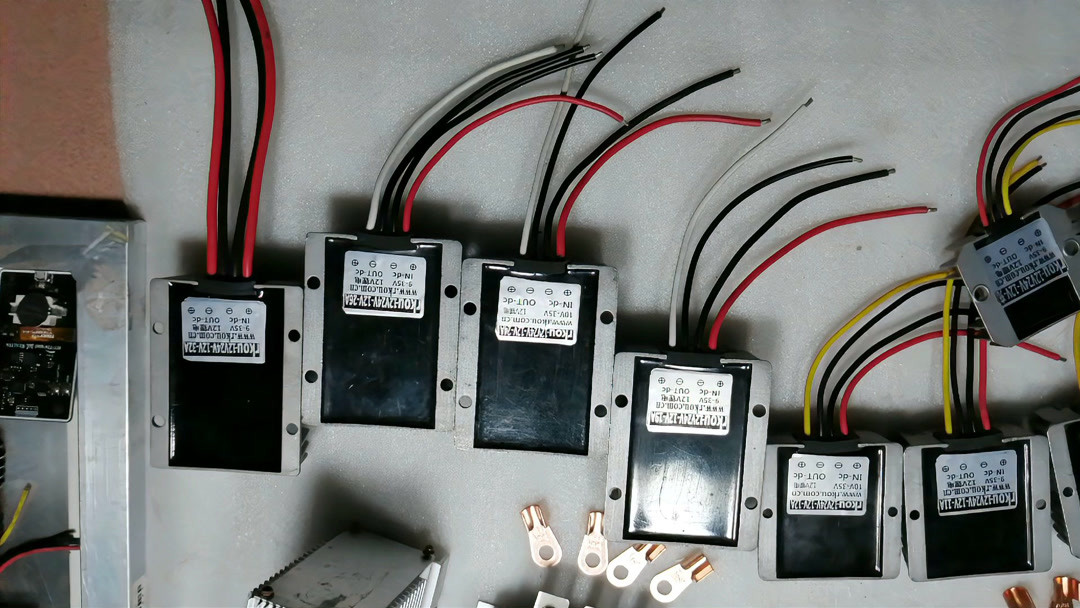 输入12伏至24伏,输出给12伏锂电池充电,电流1A至40A