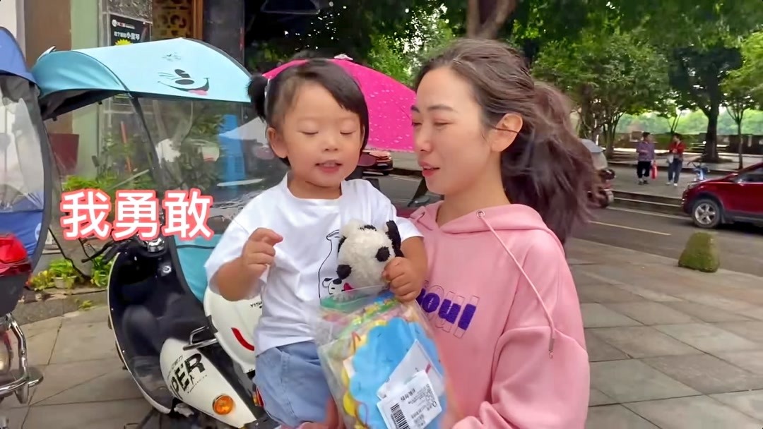 女儿在幼儿园被小朋友咬伤,女儿的乖巧,让妈妈心疼的快要落泪!