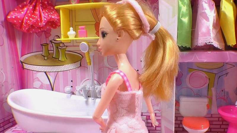 芭比娃娃定格动画:芭比娃娃约会化妆换装房间用品过家家