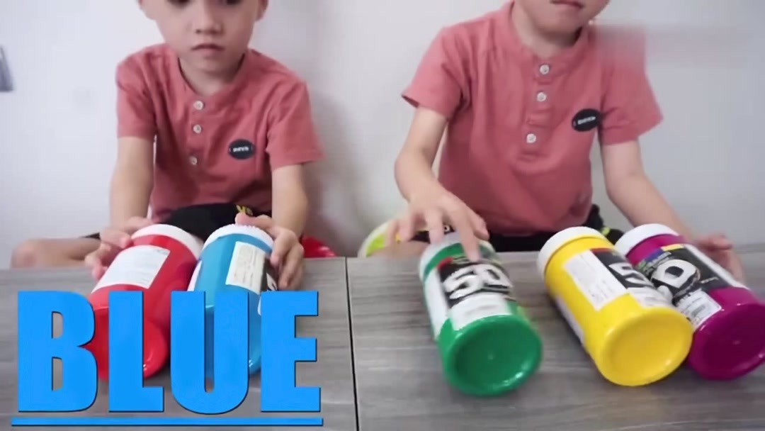 472个小正太用小脚丫画画来认识颜色,亲子早教英