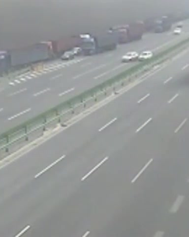 女司机高速路突然倒车行驶,监控拍下的一幕让人愤怒
