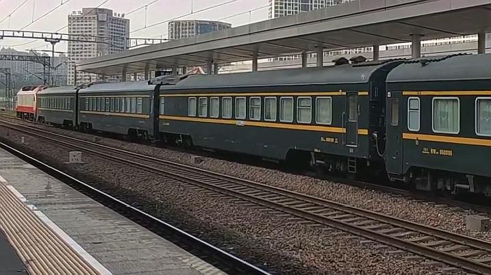 韶山9型(烧酒)电力机车,牵引25T的Z268次列车,驶出常州南站