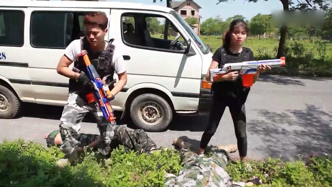 搞笑CS枪战-美女闯敌阵秒敌,一把手枪完胜