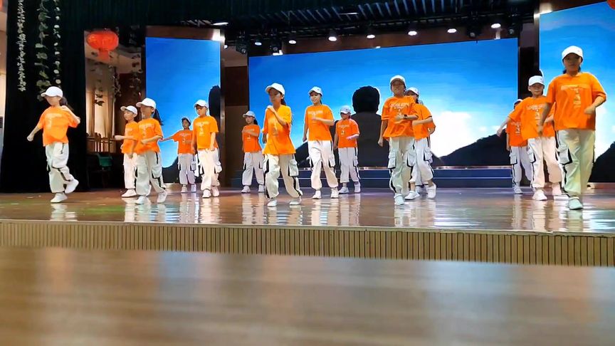 新县宏桥小学2022届学生毕业典礼上的曳步舞表演《相信自己》