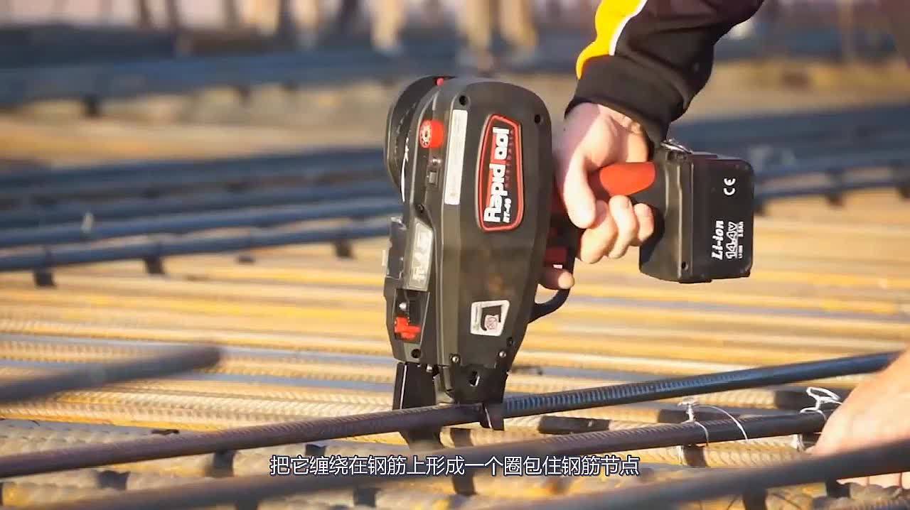 牛人发明扎钢筋神器,配备了电流感应器,只需要3秒就可以扎好