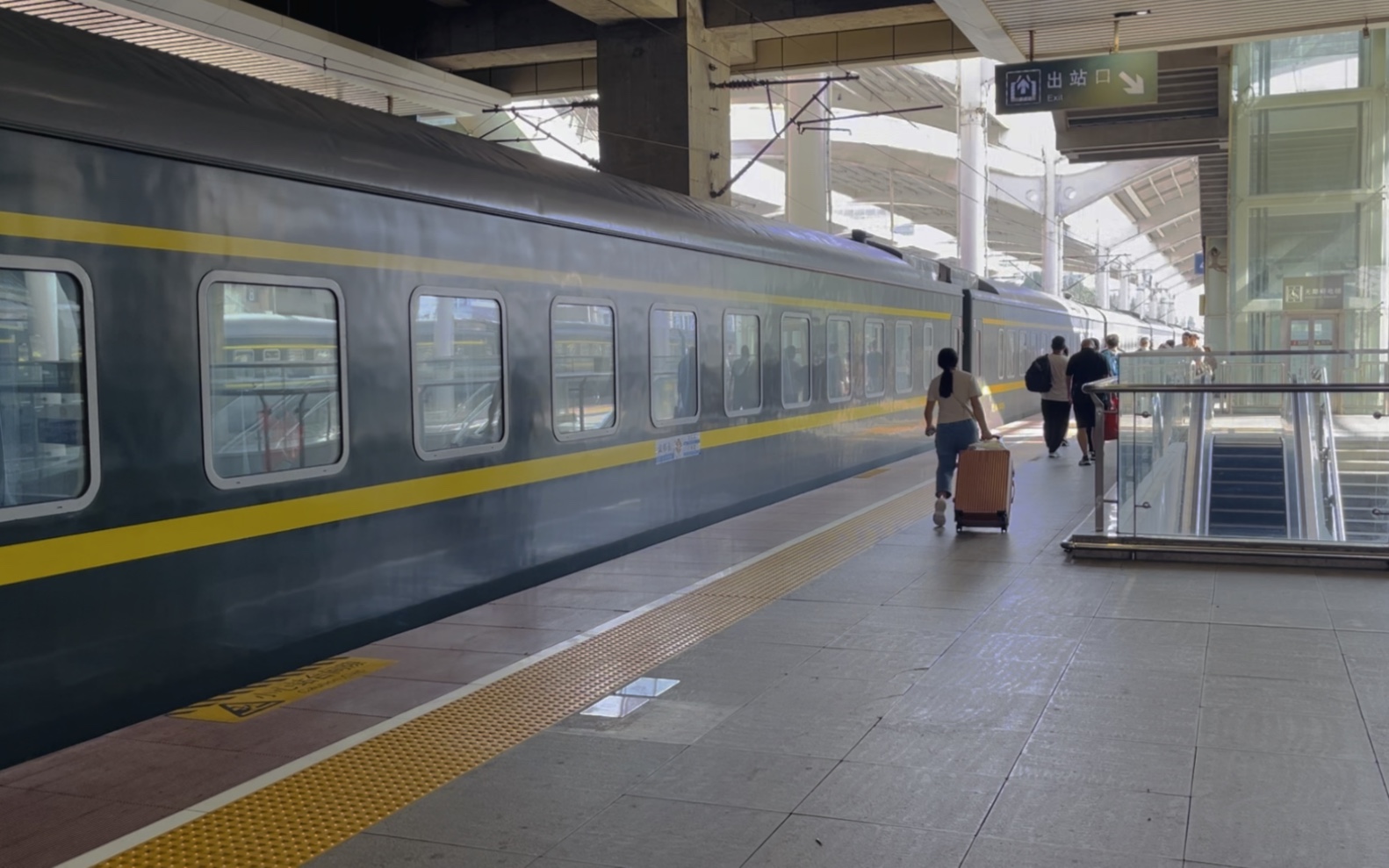 Z50次列车进保定站同时Z6出保定站