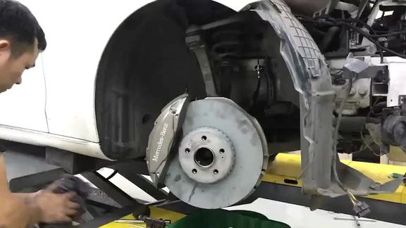 奔驰新C活塞卡钳上车,施工中