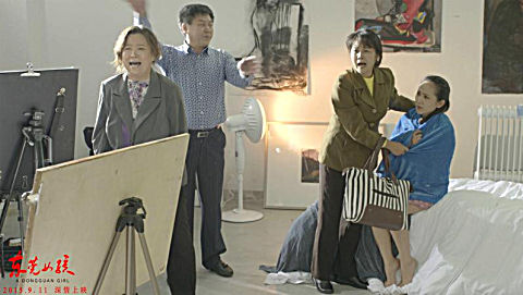 女孩去美术学院做人体模特,却不知道家人在后面偷偷跟踪