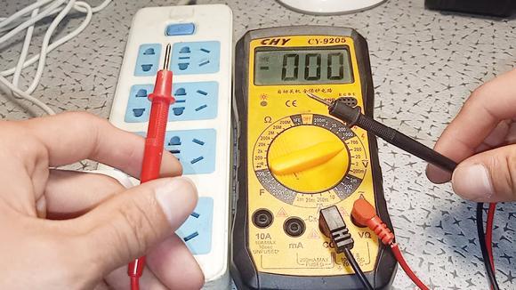 电工技术:万用表怎样测量交流电压?怎样区分零线和火线?教给你