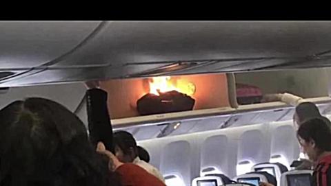 某航班旅客所携充电宝在飞机上起火!