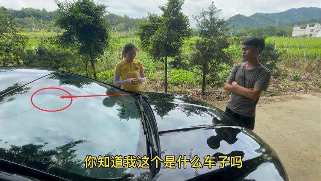 姑娘随手丢了一块石头,砸中价值10000元的车玻璃,该咋办?