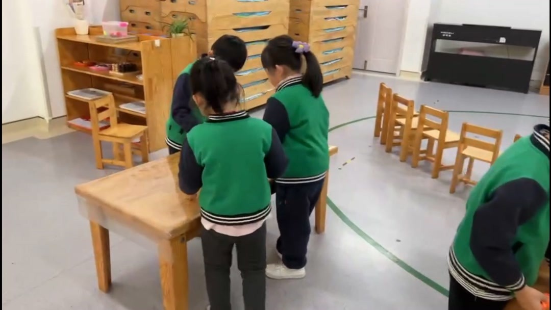 豪迈幼儿园大班科学《磁铁的秘密》