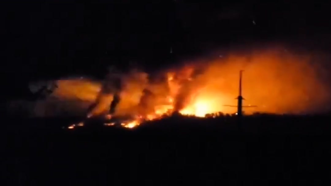 卢甘斯克遭乌军导弹袭击 战火照亮夜空巨大爆炸声不断