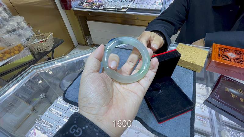 大叔花1600买了冰种翡翠手镯,故事情节曲折,还说肯定捡到大漏了