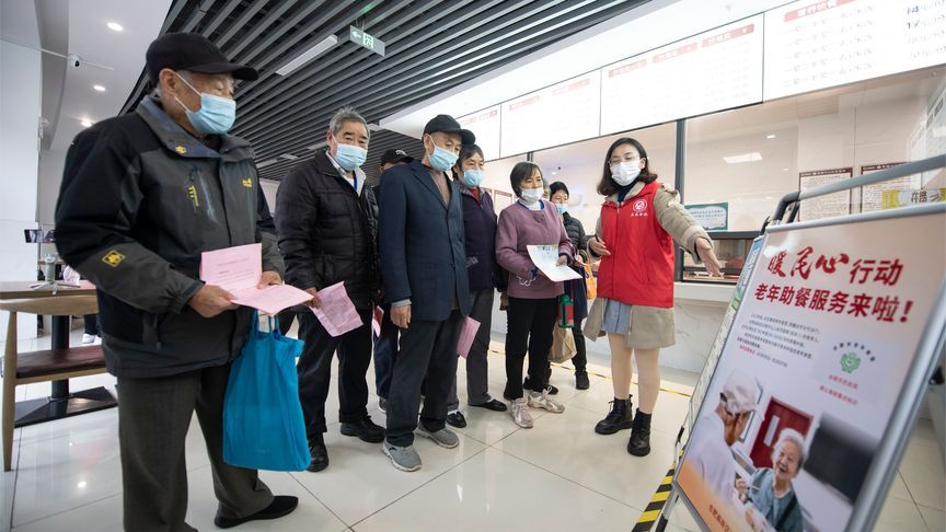 合肥:暖民心行动,志愿者宣传老人助餐服务