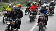 实拍:摩托车返乡大军领队为穿行5省做准备