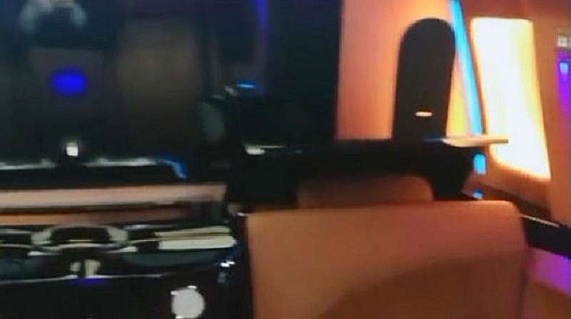 两百多万的豪华越野商务房车,一起来看看它的高科技功能吧!