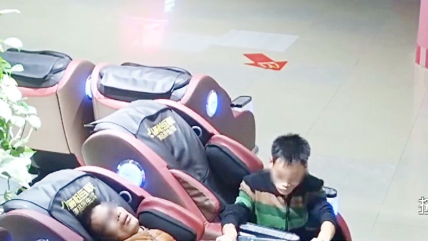 市民睡梦中手机被盗 民警和商管员合力擒贼