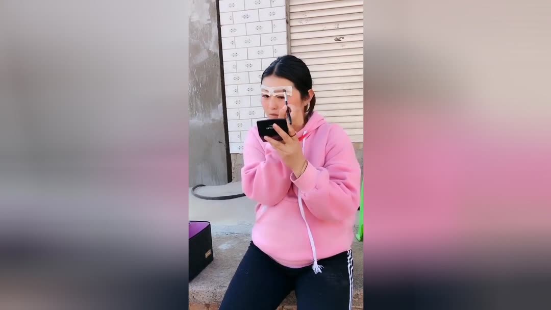 农村孕妇,一个人在家肚子痛起来。自己开车
