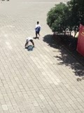 今天去女儿的学校看到的一幕,原来他们班上的饮用水是滚来的