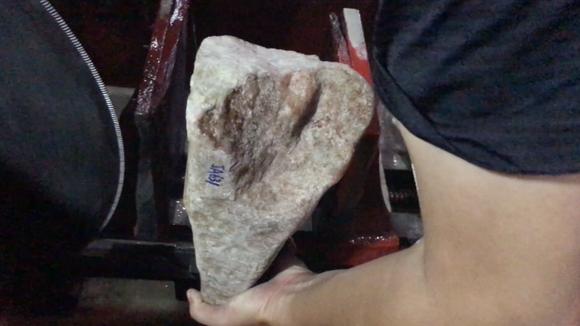 小万翡翠原石一刀下去,竟切出冰种春带彩翡翠,因为它与大涨无缘