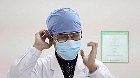 抗击新型冠状病毒肺炎,大家都知道戴口罩很重要,如何正确摘口罩也很...