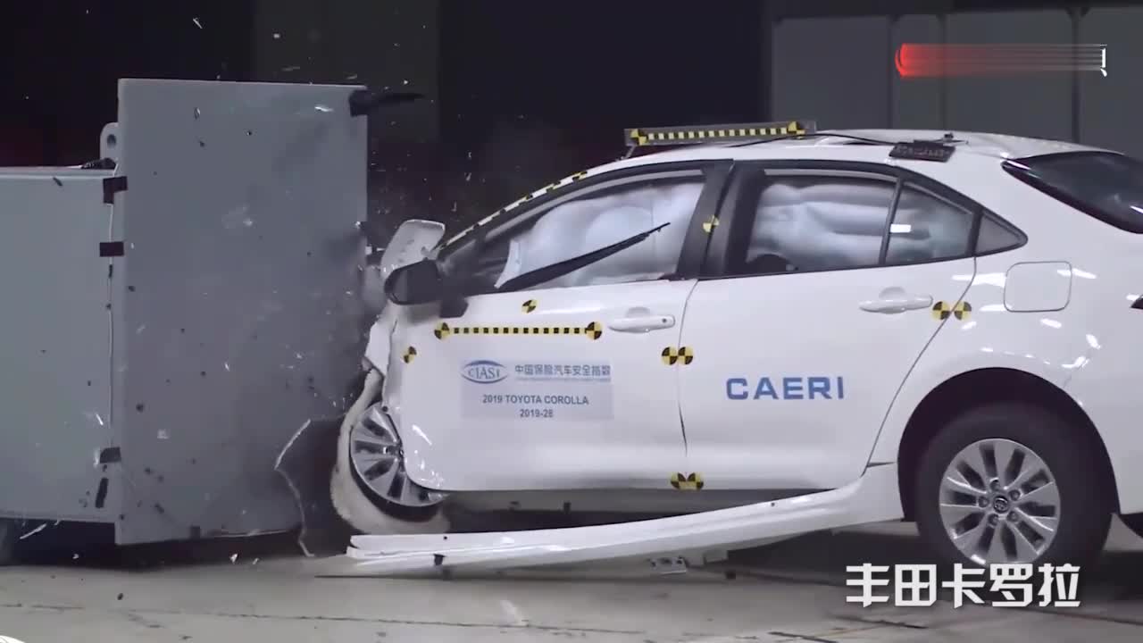 美日大战!卡罗拉福克斯碰撞测试对比,哪个更值得入手