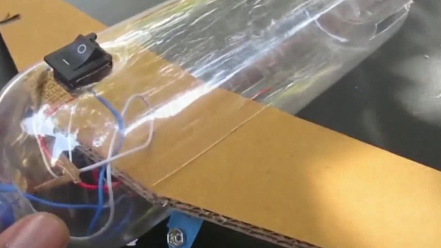 教你利用塑料瓶制作创意“螺旋桨飞机”,简单的手工diy