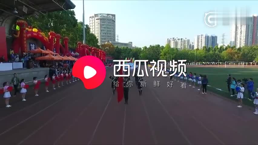 重庆南岸区一高校举办运动会,开幕式上国旗班护旗,超震撼!