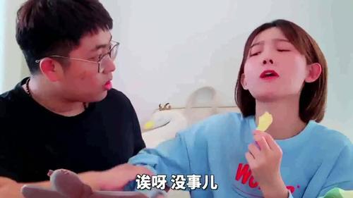 姑娘被狗咬后没有打针,帅哥抢东西时,却傻眼了