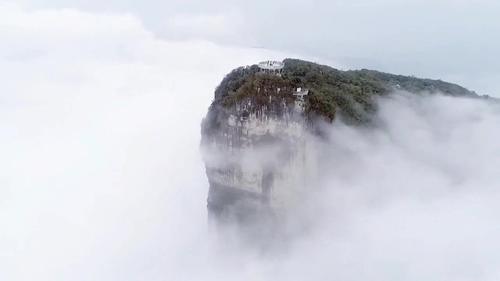 死亡率最高的极限运动,一群作死的人在天门山举行,看到红牛标志就...