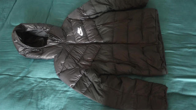 羽绒服别再用衣架挂了,教你一个简单的方法,轻松收纳