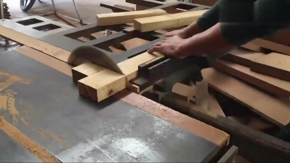 看现代木匠制造的实木门板,木材一进去,下一秒木门就出来了