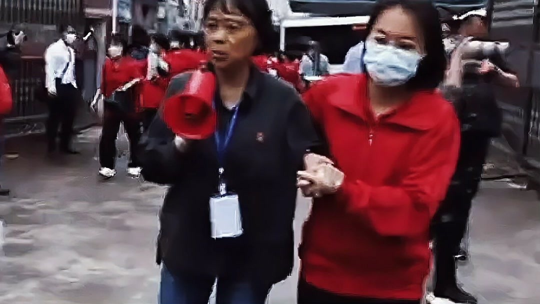 张桂梅校长蹒跚送考生,高唱《红梅赞》为学生打气