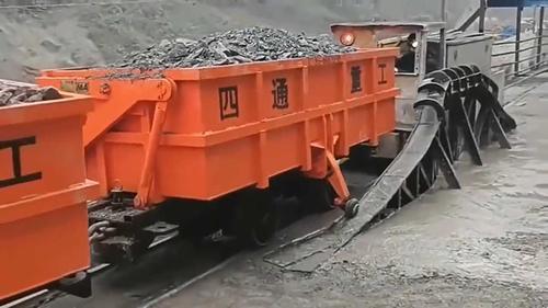 还是这个矿车好用,卸货实现了全自动化