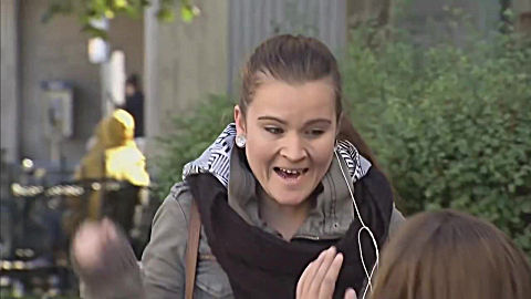 女子混在模特中扮成假人,不知情的路人的表情亮了