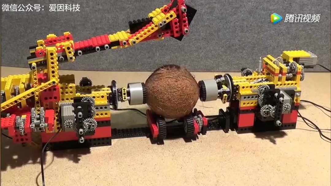 乐高机器人居然能剥开坚硬的椰子壳,厉害了!