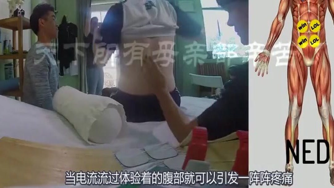 皮孩子作死使用阵痛模拟器,体验妈妈生孩子的感受,后悔的要哭!