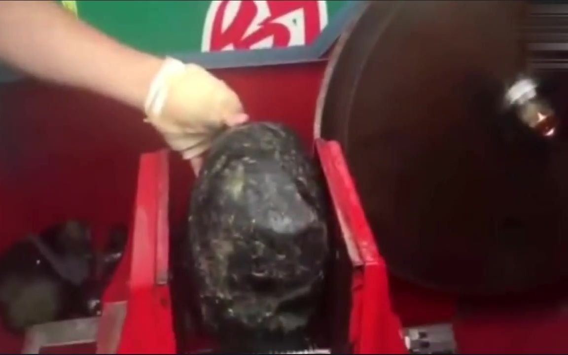 小伙现场切翡翠原石,这么一块不起眼的石头究竟能切出来什么呢?