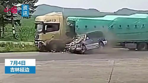 危险!大货车被私家车全力冲撞,货车瞬间失控冲进农田后翻车