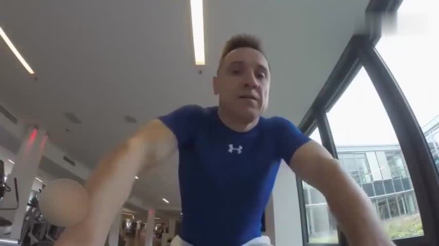 爆笑恶搞:健身房动感单车出故障,客人直接破墙闯入隔壁