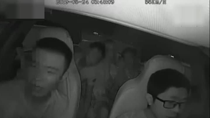 惊险!乘客突抢方向盘致出租车失控险坠桥