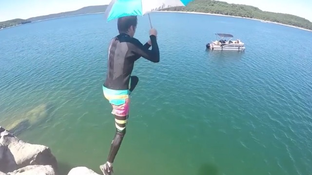 雨伞充当降落伞使用,能把自己害的有多惨?小伙不信邪