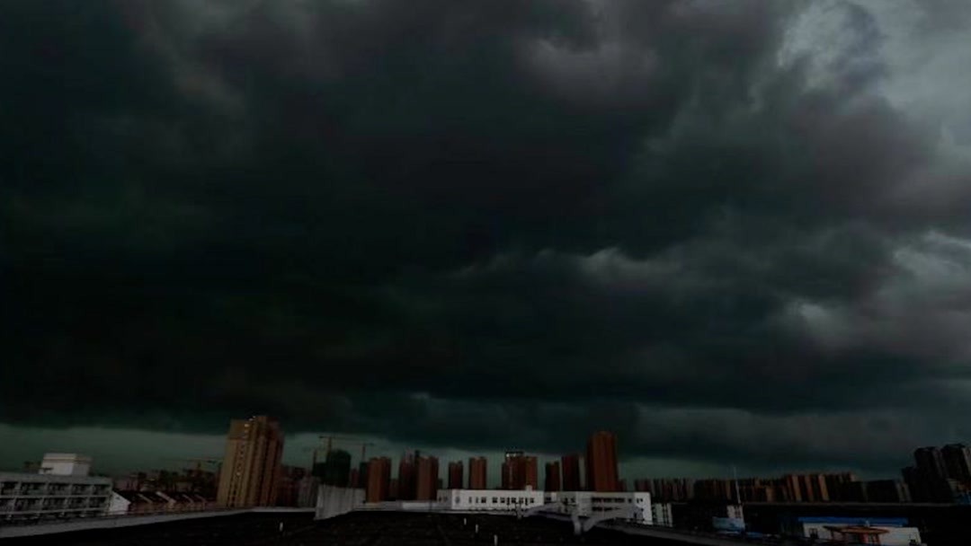 延时记录上海暴雨来袭:黑云压城白昼如夜 大雨倾泻而下如同瀑布