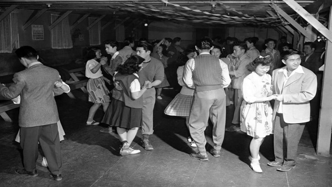 二战期间,美国将日裔关进集中营,他们却自给自足生活起来