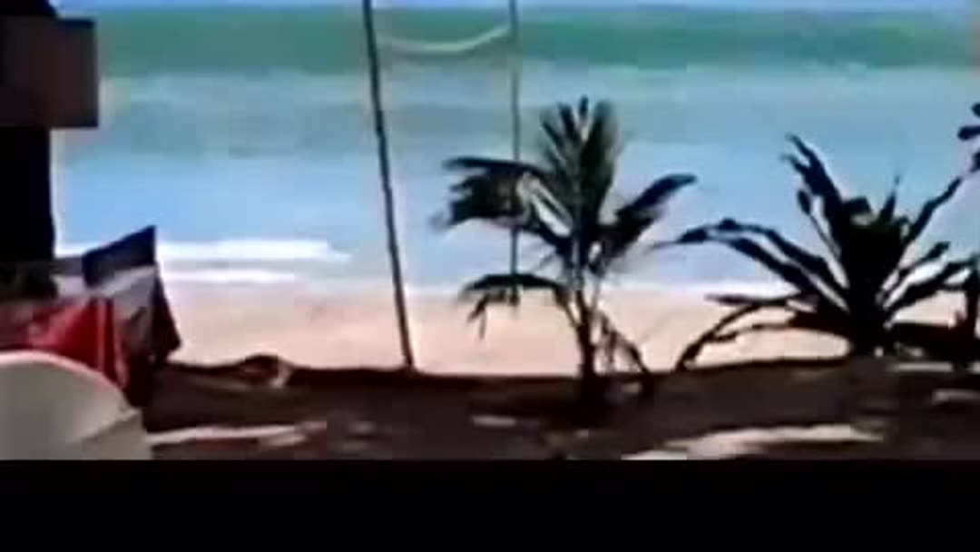 印尼大海啸袭来的一段视频, 堪比世界末日!